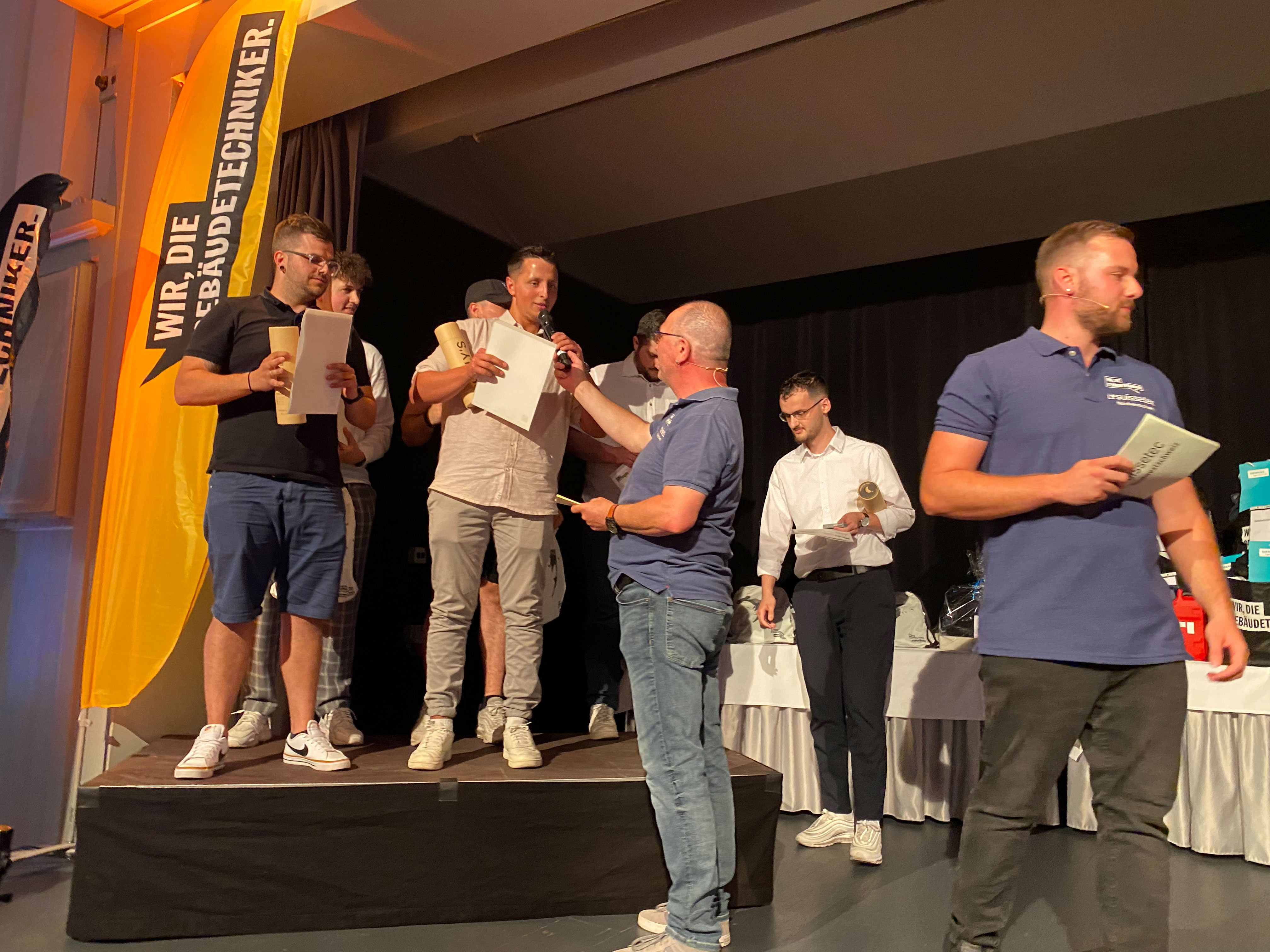 Herzliche Gratulation den frisch gebackenen Gebäudetechnikern und Gebäudetechnikerinnen ...